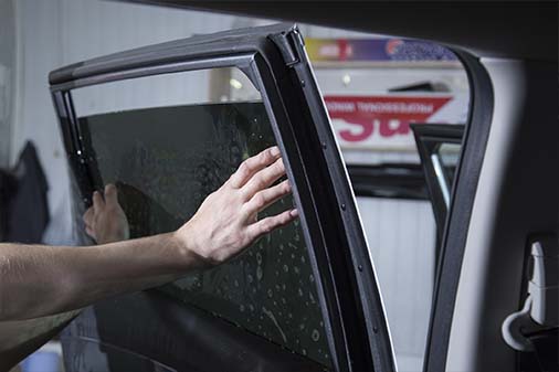 An Auto Glass Technician in Upland, CA, 91786